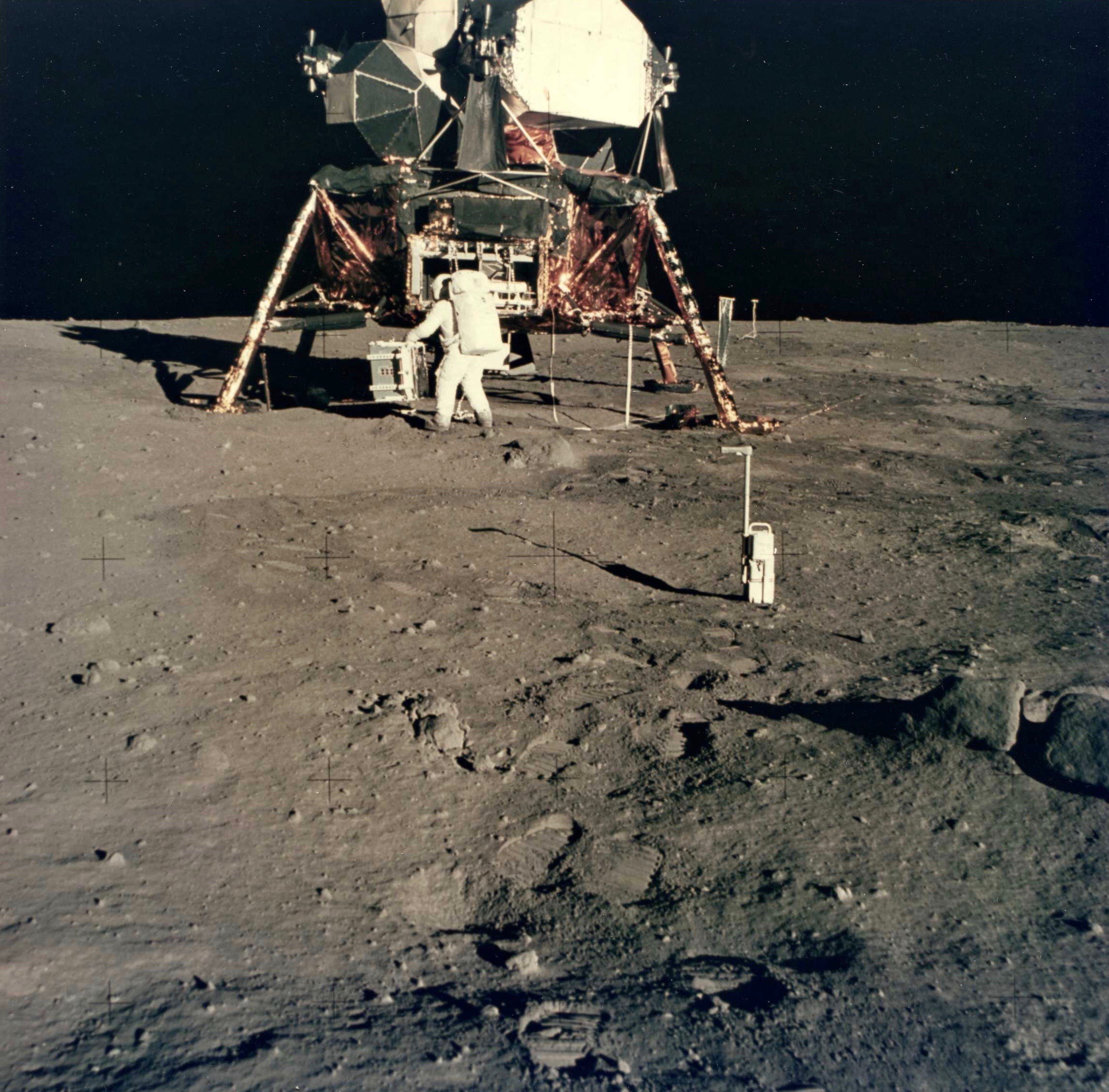 Apollo 11, Buzz Aldrin & module lunaire (AS11-40-5931) | NASA ...